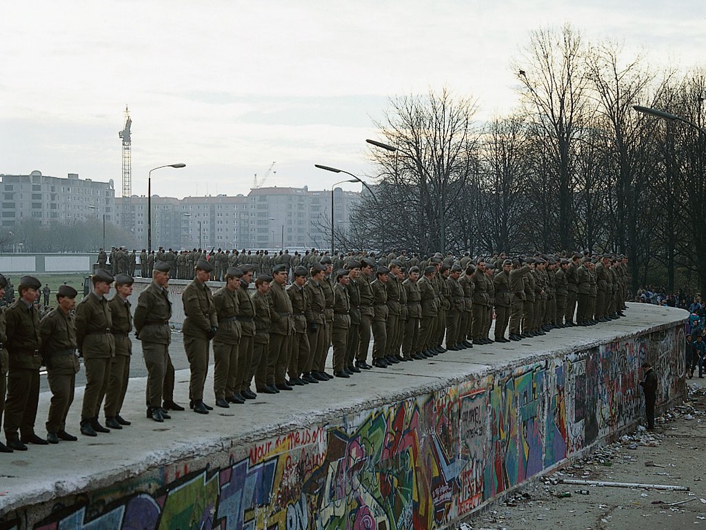 Foto gallery: GDR border guards on the top of the Wall at the ...
