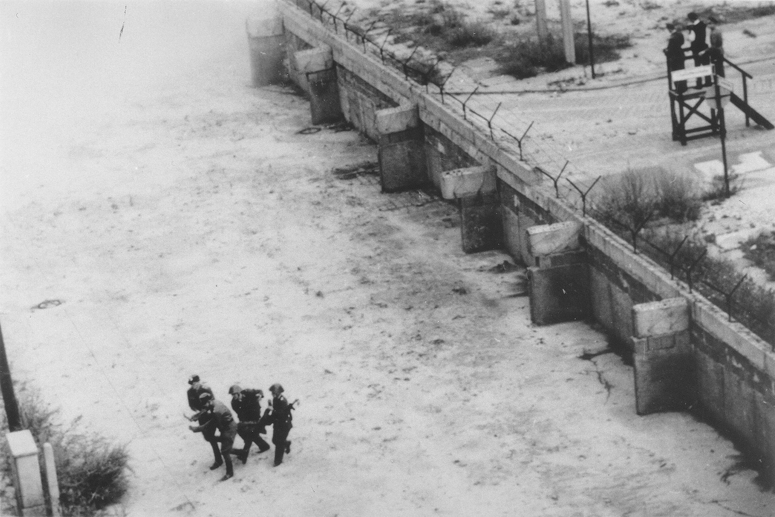 Photo gallery: East German border guards are removing Peter Fechter's ...